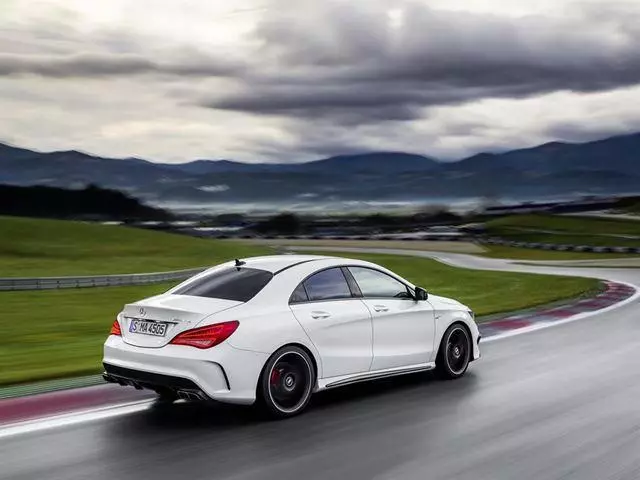 Mercedes Hayang Squeeze Leuwih 400 Horsepower Ti salajengna AMG A45 92375_2