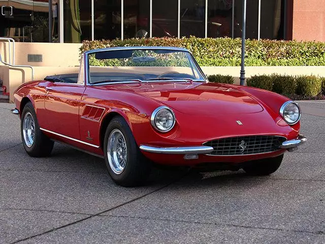 Ez az 1967-es Ferrari 330 GTS az olasz szex látványa a kerekeken 92473_1