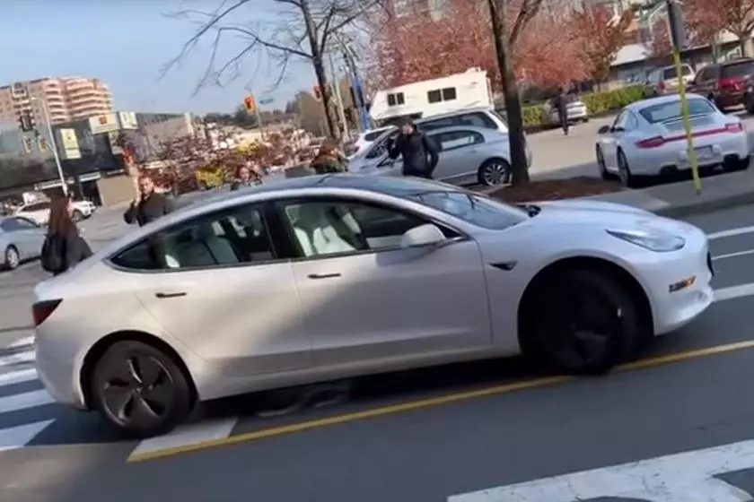 Selfoluň nädogry tarapynda sürýän Tesla Model 3-e tomaşa ediň 92598_1