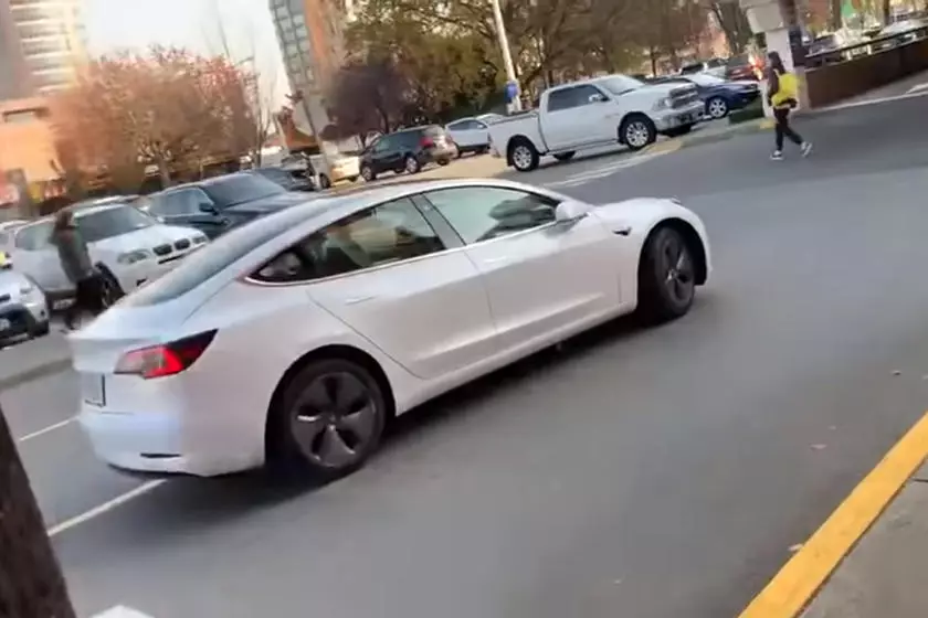 Yang'anani Tesla Model 3 Yodziyendetsa Yodziyendetsa Kuyendetsa Mbali Yolakwika Yamsewu 92598_2