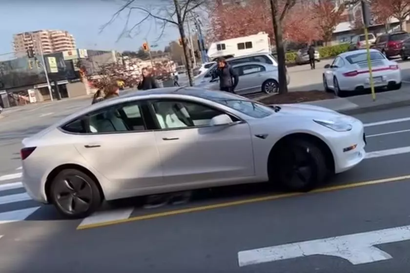 잘못된 길에서 운전하는 자가 운전 Tesla Model 3 시청 92598_3