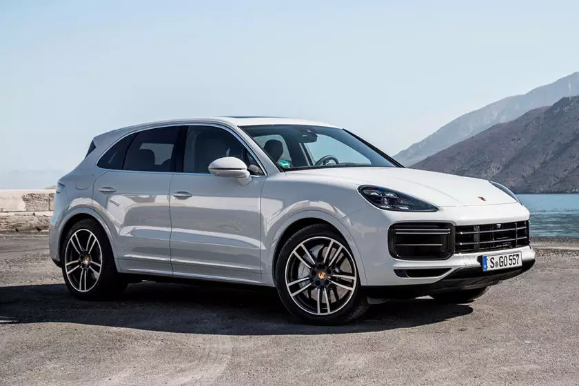 2018-2021 Porsche Cayenne Turbo vista de ângulo frontal