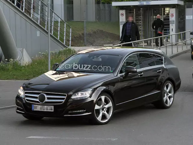 Gumagawa ang Mercedes-Benz ng Hearse - Napansin ang CLS Shooting Brake 92795_1