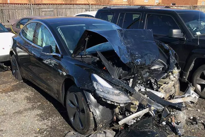 Kijk hoe de Tesla Model 3 een vijfsterrenclassificatie voor crashveiligheid verdient 92808_4