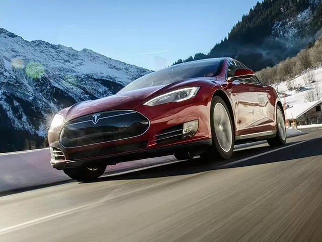 Tesla torna a la sobrecàrrega gratuïta i il·limitada, però hi ha un problema 929_1