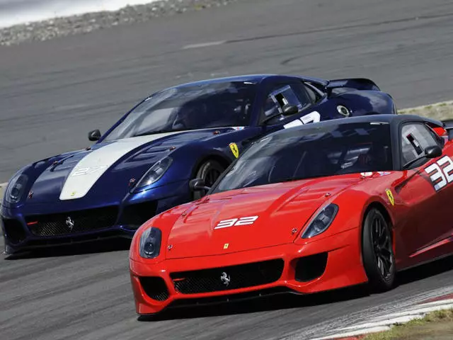 Ferrari 599XX ak FXX Corse Clienti Pwogram nan Monza Racetrack 93037_1