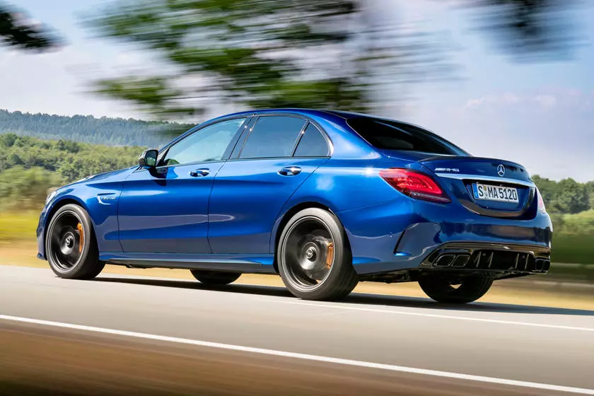 2019-2020 Mercedes-AMG C63 সেডান সাইড ভিউ ড্রাইভিং