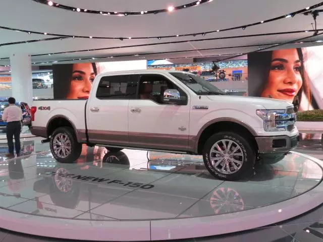 Seo an méid is féidir leat a bheith ag súil leis ón Ford F-150 2018 93239_1