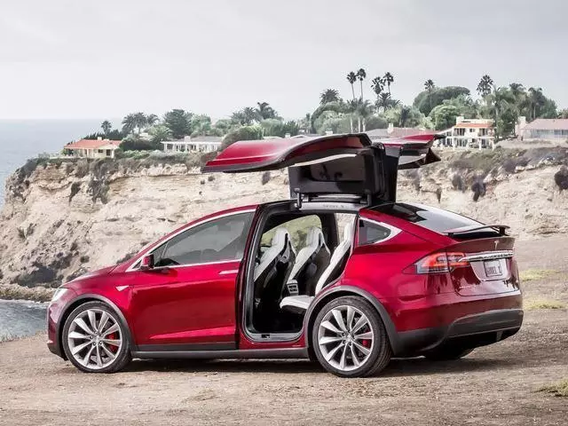 Tesla double rezo mondyal suralimantasyon nan fen ane sa a 933_2