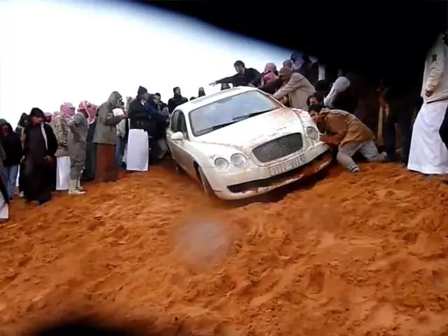 Wideo: “Bentley” bilen gitmek üçin käbir gum 93550_1