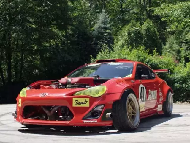 Hamba ujikeleze idolophu kwiFerrari-Powered Toyota GT 93570_1