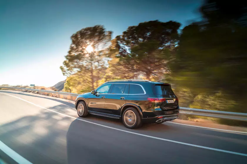 2020 Mersedes-Benz GLS ulagyň yzky görnüşi sürmek