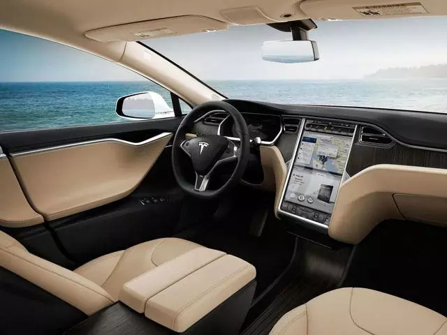 Tesla автокөлікті бұзудың алдын алу үшін хакерді жалдайды 94368_2