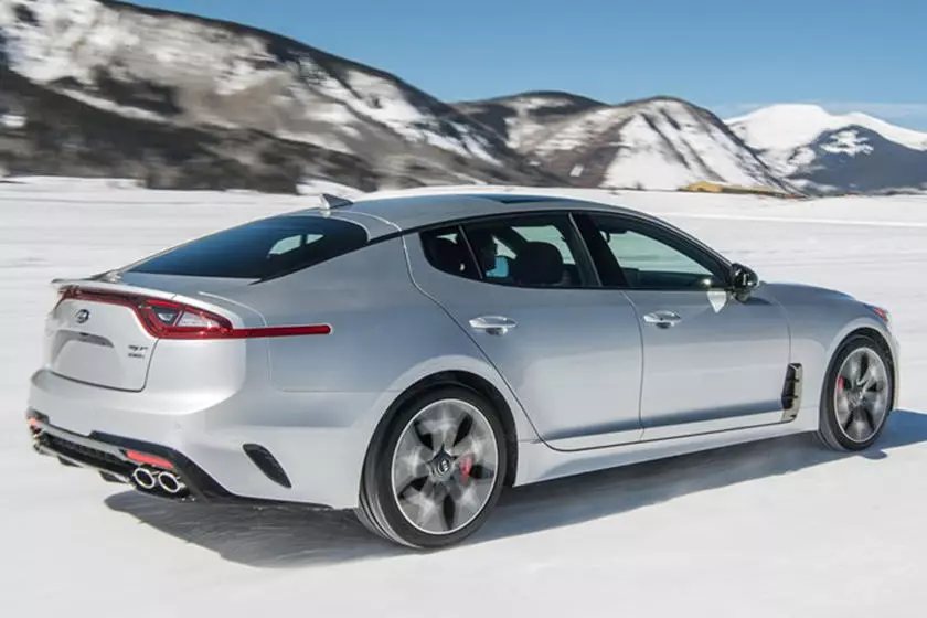 Kia Stinger GT გვერდითი ხედი