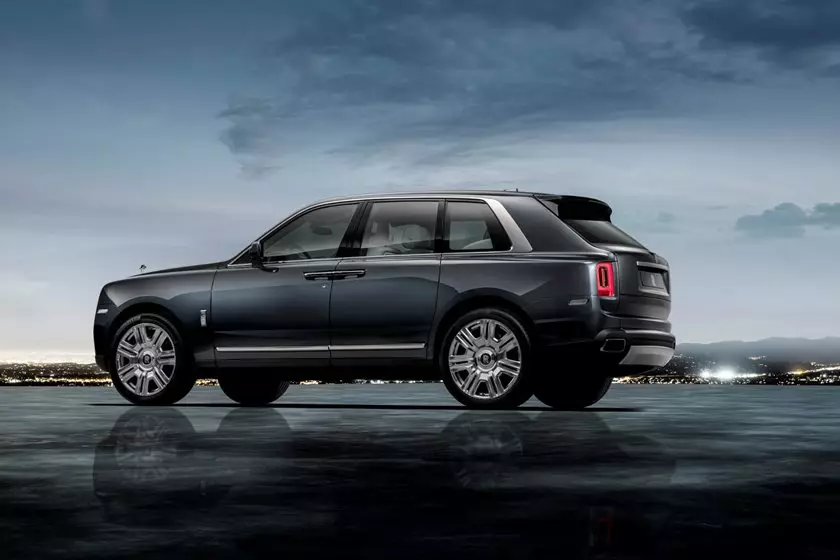 Cảnh bên hông Rolls-Royce Cullinan 2019-2021