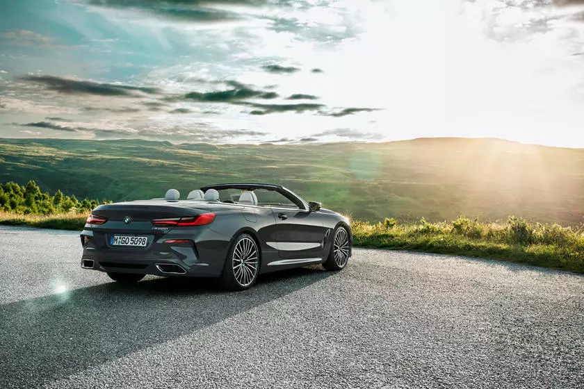 2019 BMW 8 სერიის კაბრიოლეტი, ლაქებიანი ყოველგვარი შენიღბვის გარეშე 94898_2