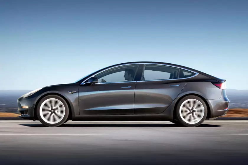 2017-2019 Tesla Model 3 alboko ikuspegia gidatzea