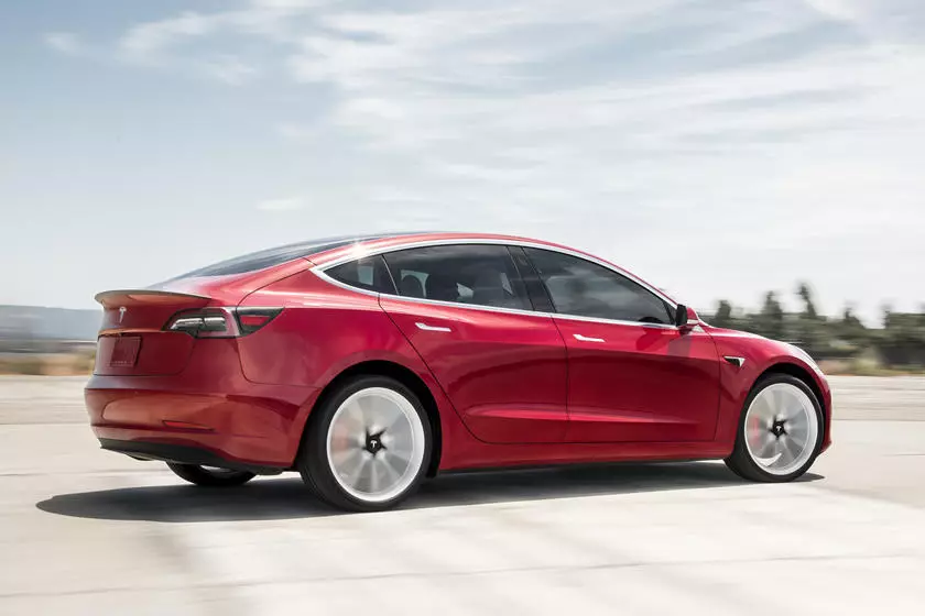 2017-2019 Tesla Model 3 sivunäkymä ajo