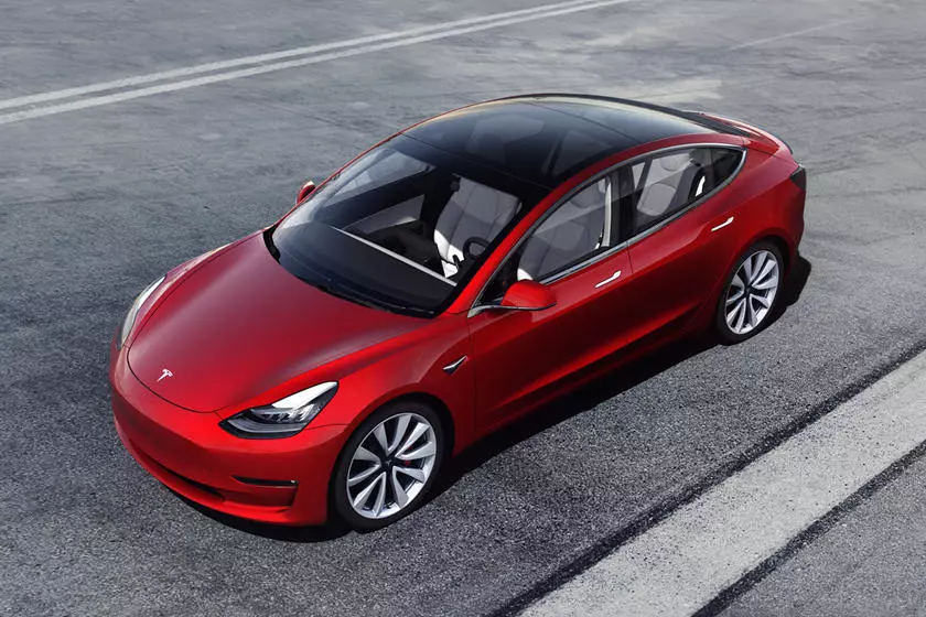 Vista de ángulo frontal del Tesla Model 3 2017-2019