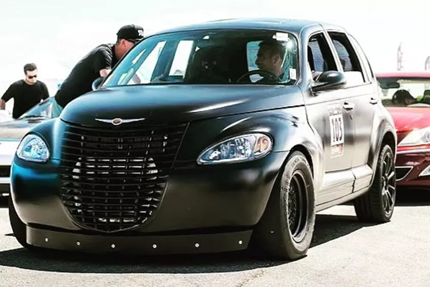 I-Chrysler PT Cruiser iguqulwe yaba yi-808-HP ye-Hellcat Fighter 95355_2