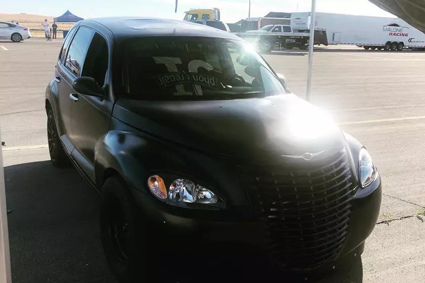 I-Chrysler PT Cruiser iguqulwe yaba yi-808-HP ye-Hellcat Fighter 95355_3