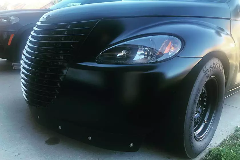 I-Chrysler PT Cruiser iguqulwe yaba yi-808-HP ye-Hellcat Fighter 95355_7