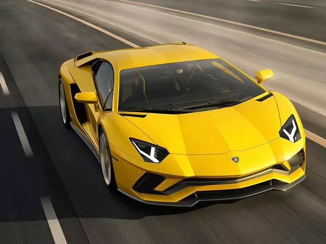 Lamborghini သည် မြင်းကောင်ရေ 1,000-HP နှင့် Aventador ကို အစားထိုးရန် စီစဉ်နေသည်။ 95435_1