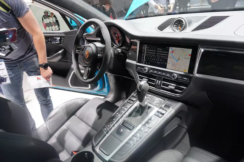 Porsche Macan Tunjukkan Wajah Segarnya Di Paris 95730_8