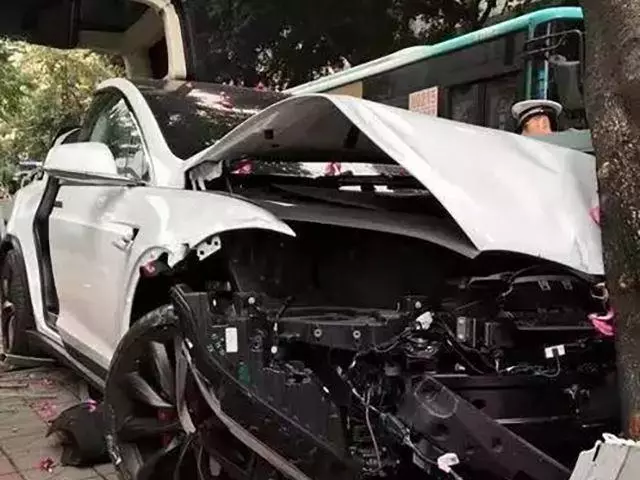 Bilvaskeansatt kaster kundens Tesla Model X i Kina 95755_1