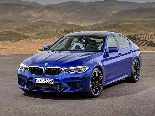 ከሰኞ BMW፣ እባክዎን በAMG E63 S Estate ላይ ለመውሰድ ይህንን M5 ጉብኝት ይገንቡ 95804_3