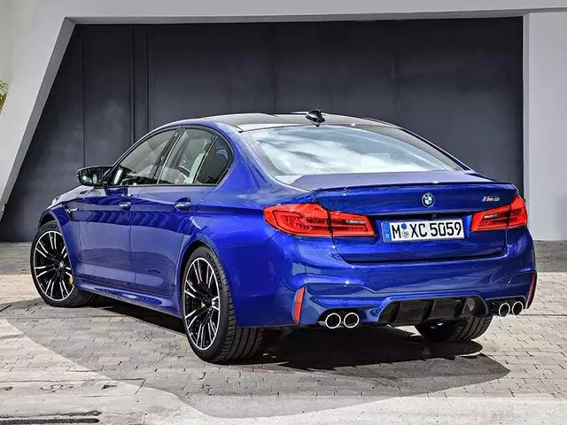 ከሰኞ BMW፣ እባክዎን በAMG E63 S Estate ላይ ለመውሰድ ይህንን M5 ጉብኝት ይገንቡ 95804_4