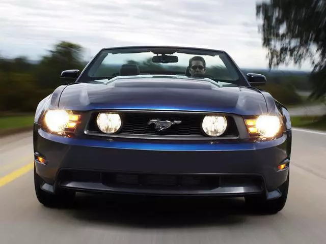 Clientul închiriat a taxat 47.000 USD pentru Mustang furat 96643_1