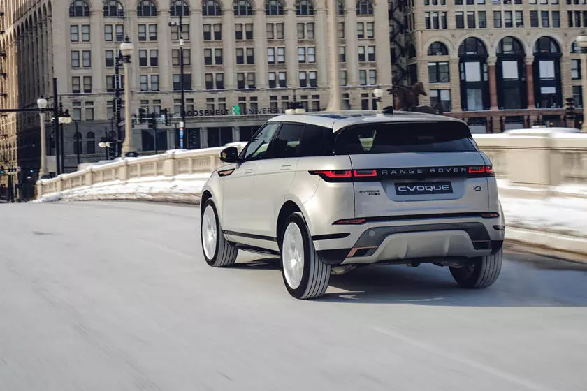 Pohled zezadu na Land Rover Range Rover Evoque 2020