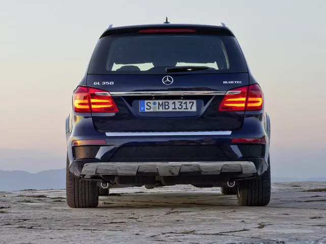 2013 Mercedes-Benz GL-Class එහි විශිෂ්ට මංගල දර්ශනය කරයි 96870_2