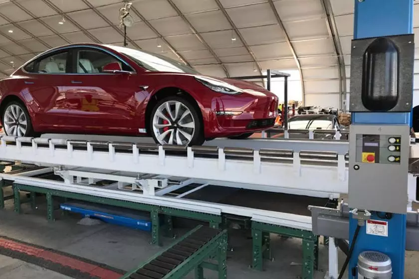 Tesla Model 3 100 000 фурӯшро дар соли 2018 вайрон мекунад 9702_2