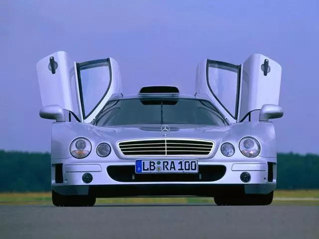 Mercedes-Benz CLK GTR 128 egun bakarrik behar izan zituen hutsetik sortzeko 97142_1