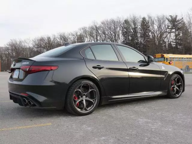 2016 Alfa Romeo Giulia Quadrifoglio Revizyon: Bèl bagay, pèfeksyon chire-koule 97655_2