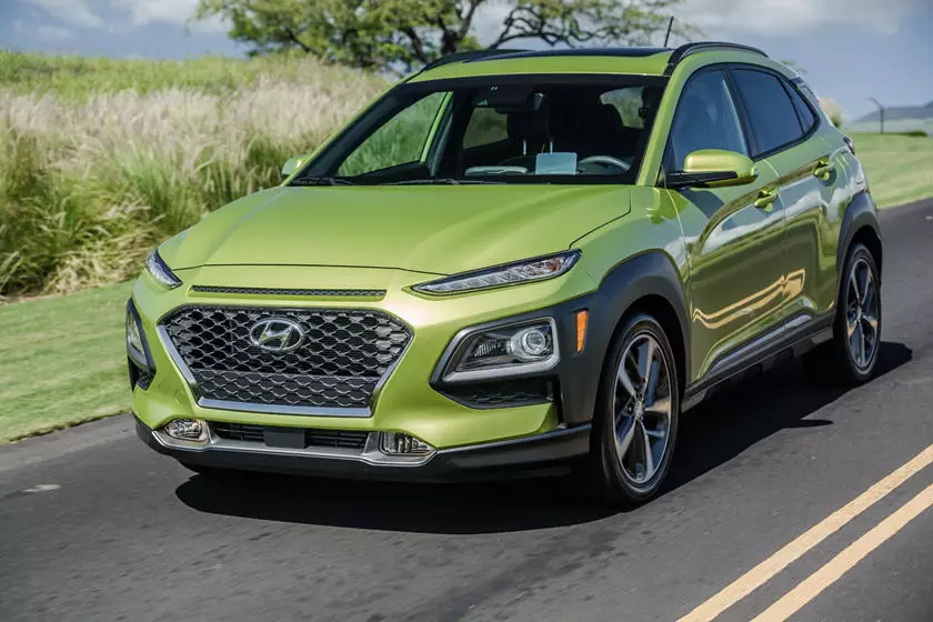 Hyundai Kona 2018-2020 вид спереди слева в три четверти в движении