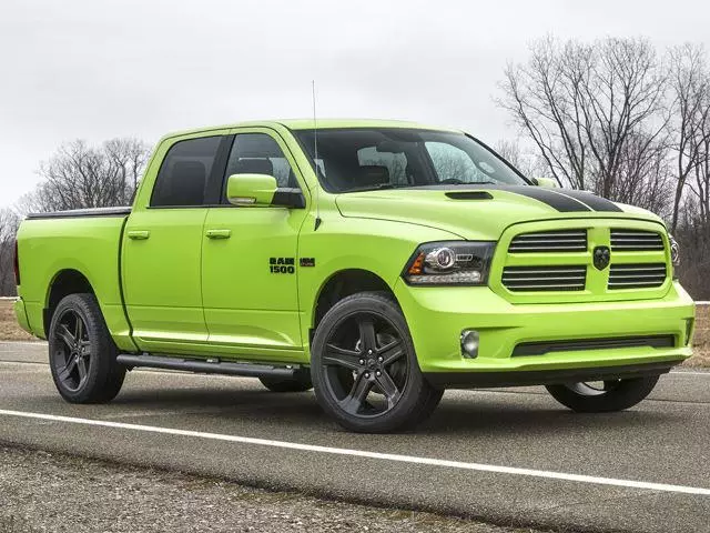 Το Ram 1500 Sublime Sport And Ram Rebel Blue Streak φέρνουν χρώμα στη Νέα Υόρκη 98335_1