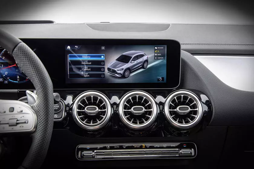 Sistema de infoentretenimiento Mercedes-AMG GLA 35 2021-2022