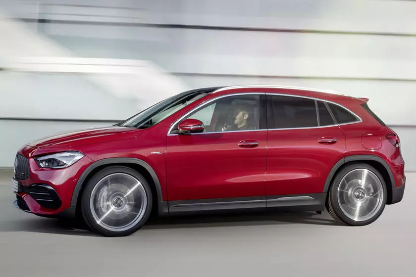 2021-2022 Mercedes-AMG GLA 35 Akstur frá hlið