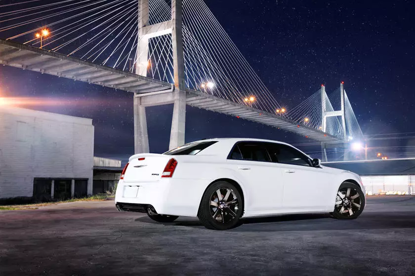 Chrysler 300 SRT-8 oo la isticmaalo ayaa kaa dhigaysa Baller xagga Miisaaniyadda 98529_2