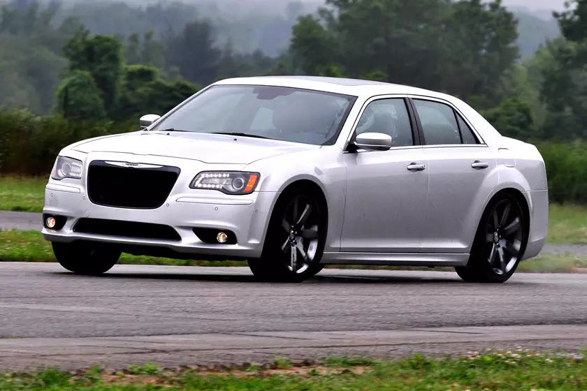 Chrysler 300 SRT-8 oo la isticmaalo ayaa kaa dhigaysa Baller xagga Miisaaniyadda 98529_5