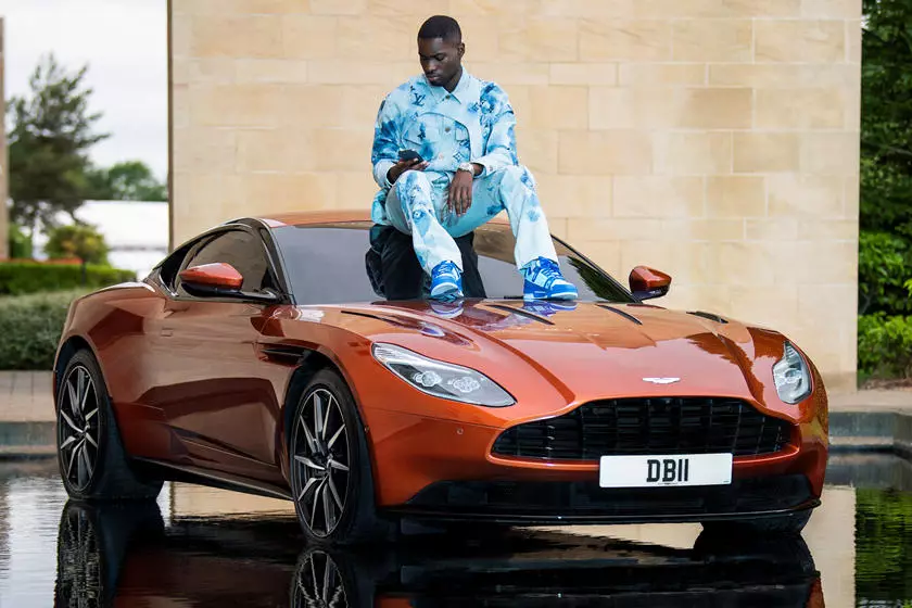 Els rapers britànics Santan Dave i Stormzy envaeixen la seu d'Aston Martin 9864_1