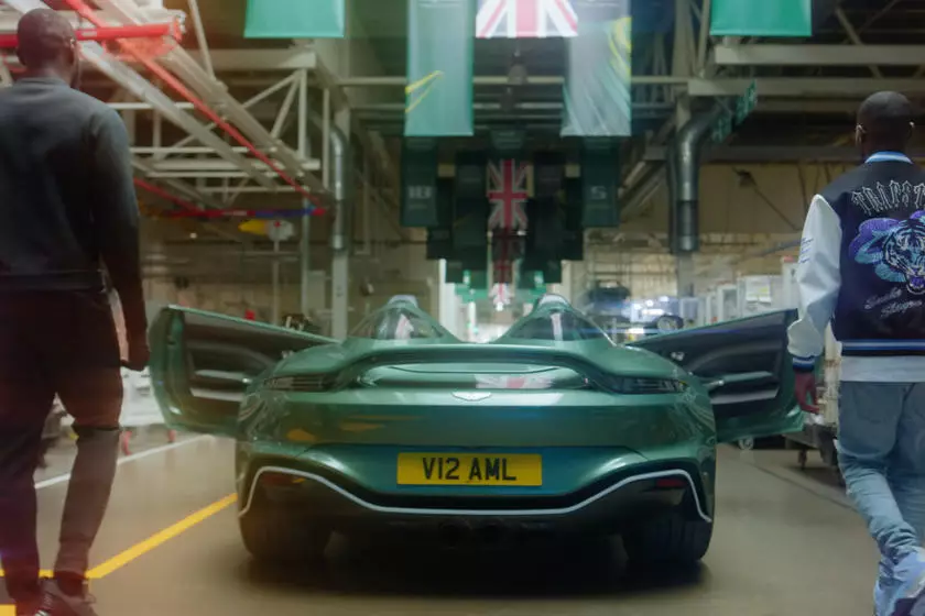 Britaj repistoj Santan Dave Kaj Stormzy Invadas Aston Martin HQ 9864_10