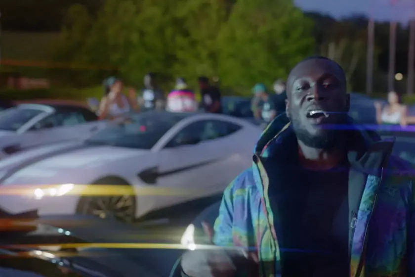 Els rapers britànics Santan Dave i Stormzy envaeixen la seu d'Aston Martin 9864_6