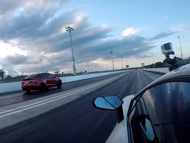 Tesla Model X Mempermalukan Lamborghini Aventador SV Dalam Drag Race 98671_1