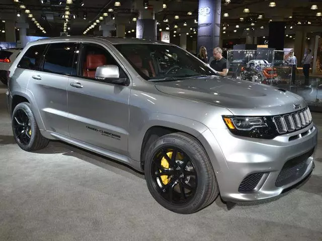 Der 707 PS starke Jeep Grand Cherokee Trackhawk sieht mächtig aus im Metall 99075_1