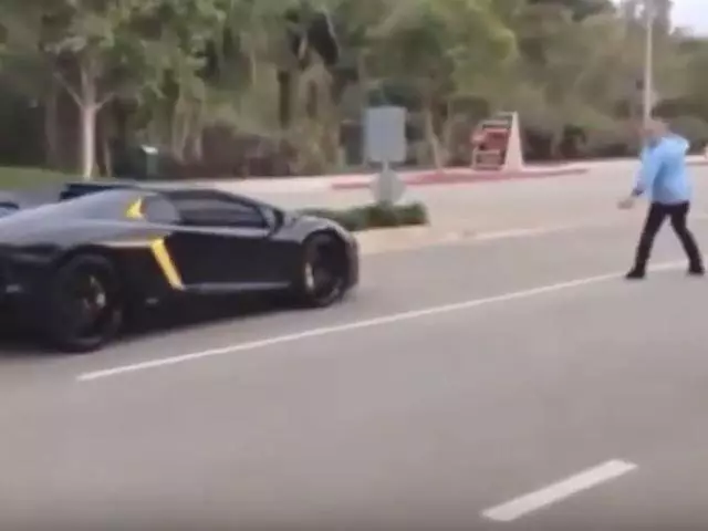 Gaharly Bystander Lamborghini Aventador-da gaty ses bilen kofe dökýär 99407_1