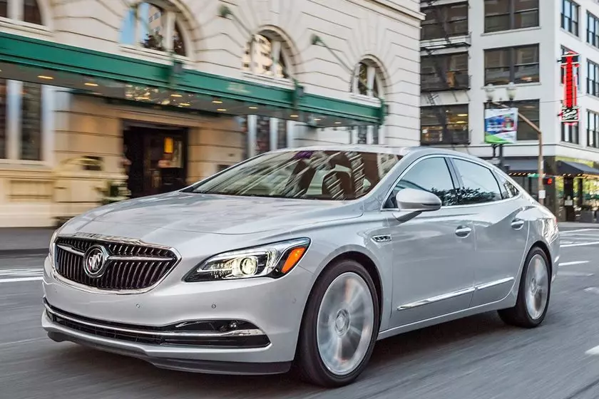 የሚጠፋ የቤተሰብ Sedans: 2018 Buick LaCrosse 9967_1